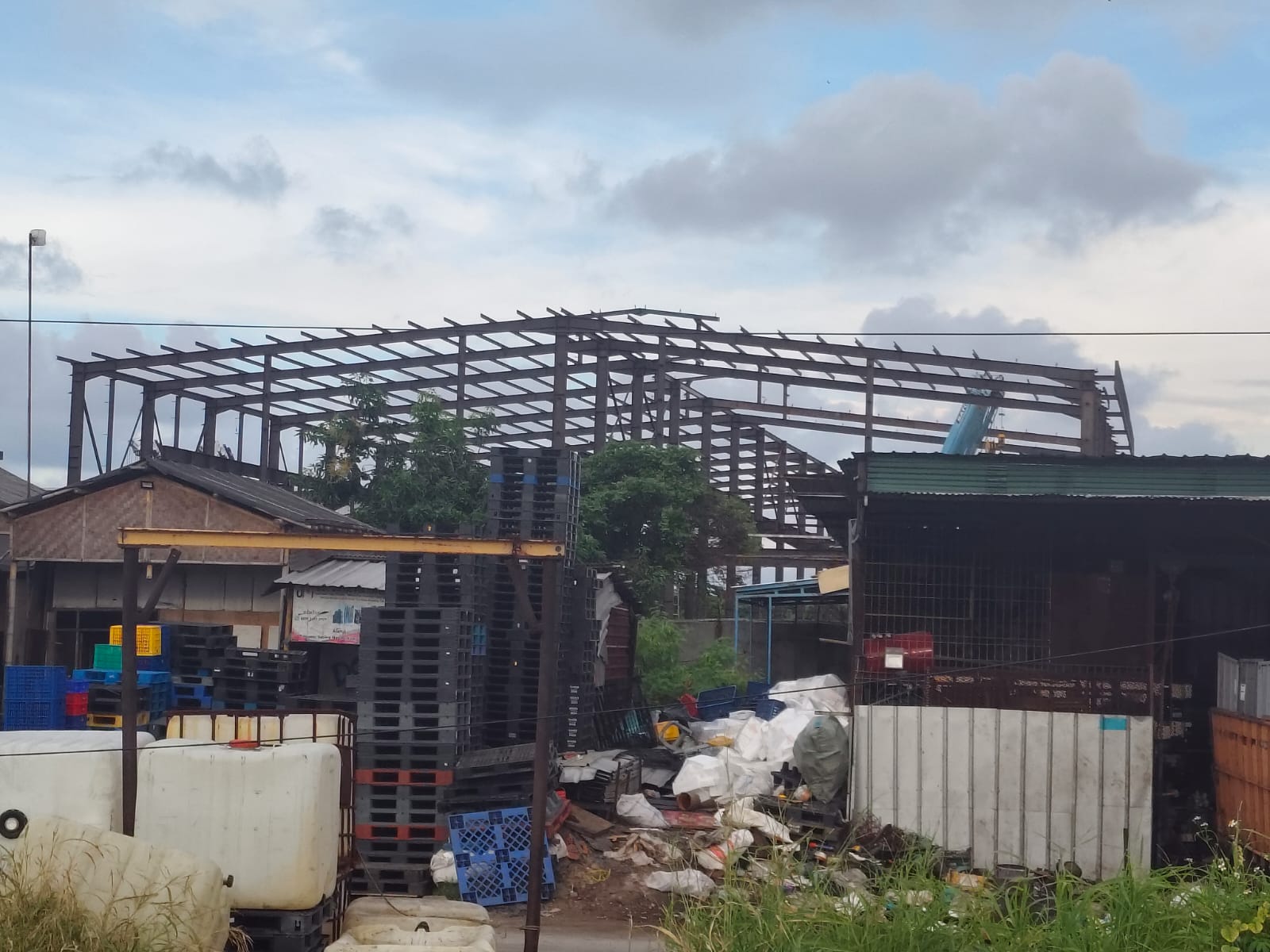 Bangunan Super Raksasa Mulus Berdiri di Kalideres. Dipertanyakan - SKBM